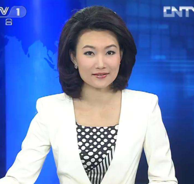 她是最美新闻联播主持人，摘下戴了13年的假发后，瞬间美成18岁-搜狐大视野-搜狐新闻