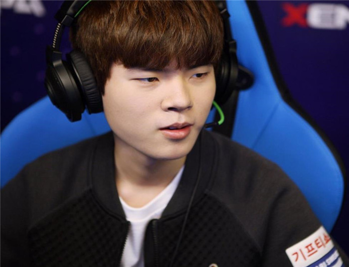 为何曾经EDG的adc选手“deft”会被称为“飞行员”？有何缘由呢？_比赛