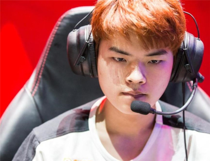 为何曾经EDG的adc选手“deft”会被称为“飞行员”？有何缘由呢？_比赛