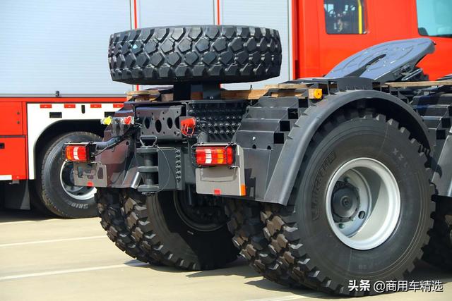 亚洲首台奔驰Acros 4863 SLT 8x8大件牵引车运抵中国_搜狐汽车_搜狐网