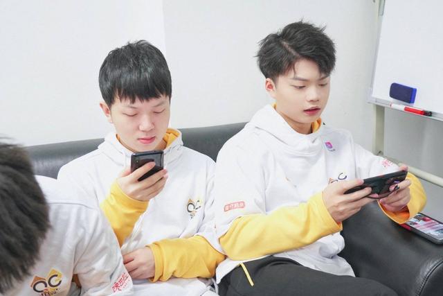 王者荣耀：QG和AG首发名单有东西，麟羽成首发，蓝柚沦为替补？_战队