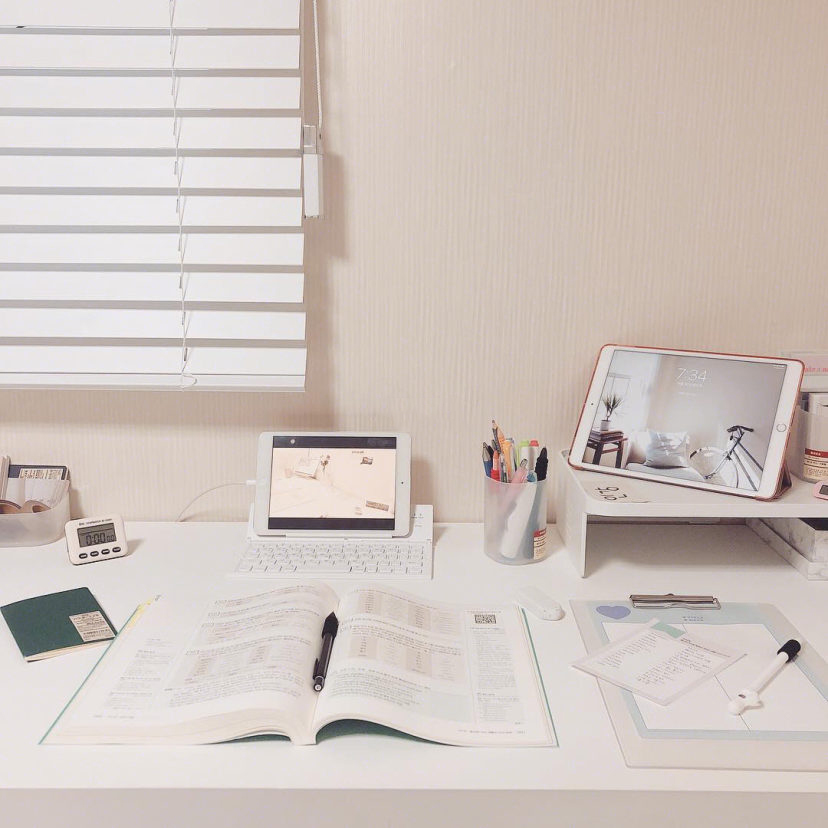 23套获赞无数的ins风书桌，打造仅需这几步，颜值高还实用！_装饰