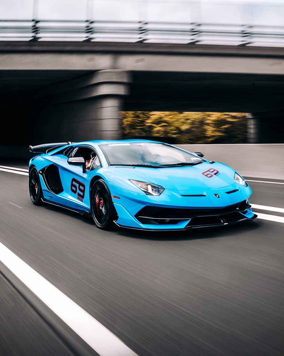 兰博基尼Aventador SVJ改装“69”亮蓝色外观！-搜狐大视野-搜狐新闻