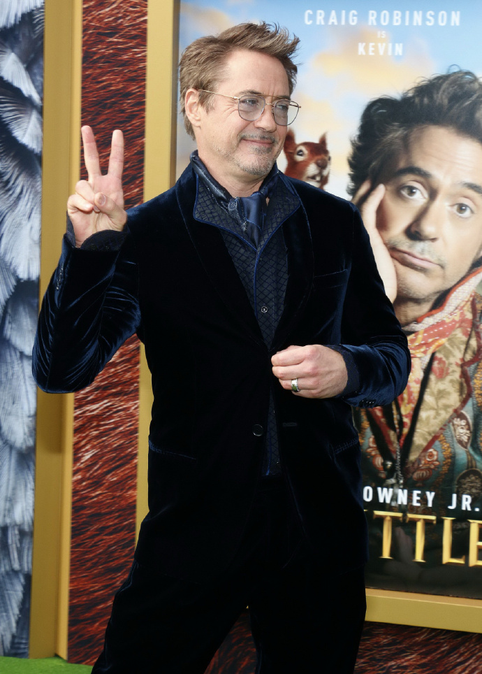 RDJ现场搞怪，傻脸娜十分配合，期待指数上升！-搜狐大视野-搜狐新闻