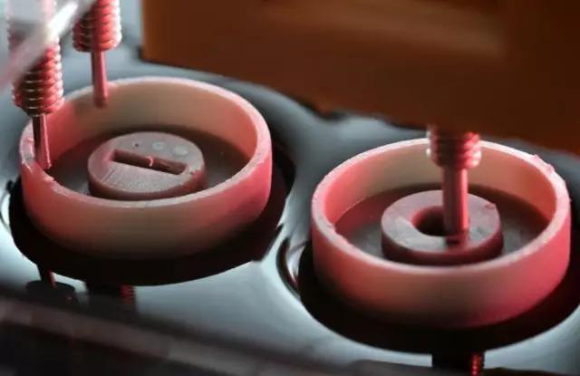 早餐中的物理学现象“谷物圈效应”（Cheerios Effect）_表面