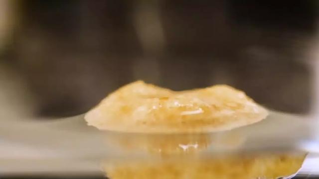 早餐中的物理学现象“谷物圈效应”（Cheerios Effect）_表面