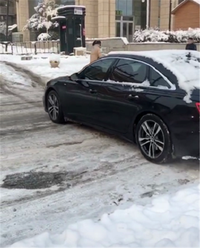 37万奥迪A6L雪天出门，非四驱直接打滑，车牌倒成了最大亮点_搜狐汽车_搜狐网