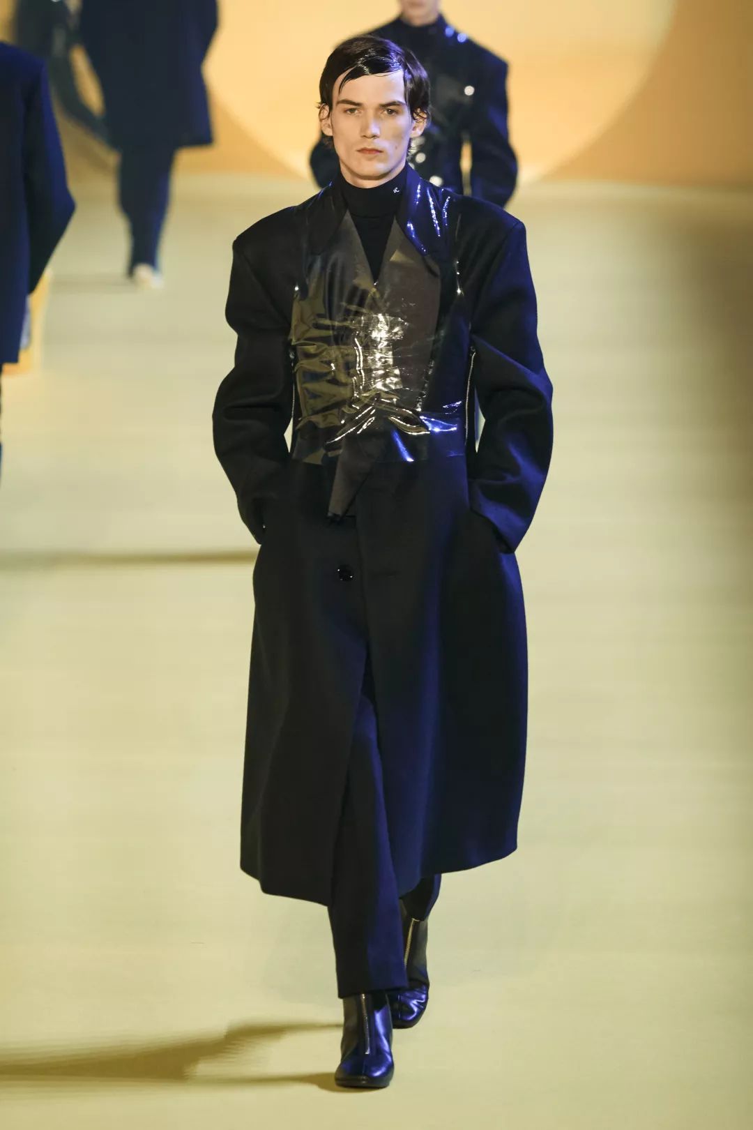 Raf Simons Fall 2020 Menswear，假想David Bowie火星上的生活_人类