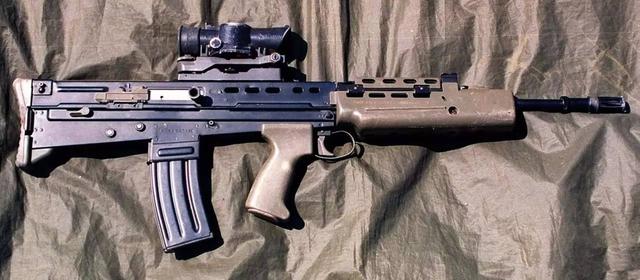 95式自动步枪如何？无枪托设计成弊病，还会出现较大噪音-搜狐大视野-搜狐新闻