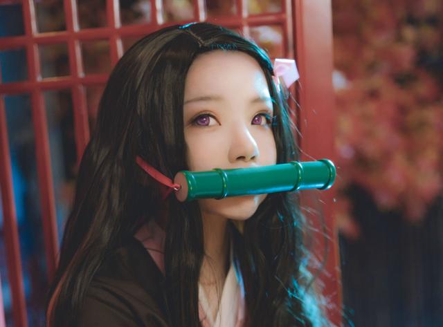 鬼灭之刃：妹子cos祢豆子，不仅咬竹子还有小虎牙，看着太可爱了-搜狐大视野-搜狐新闻