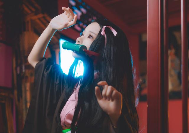 鬼灭之刃：妹子cos祢豆子，不仅咬竹子还有小虎牙，看着太可爱了-搜狐大视野-搜狐新闻