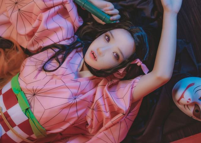 鬼灭之刃：妹子cos祢豆子，不仅咬竹子还有小虎牙，看着太可爱了-搜狐大视野-搜狐新闻