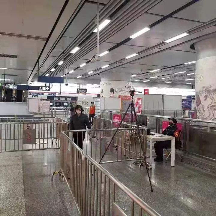 返岗第一个早高峰，杭州地铁是这般景象！车厢里座无虚席，但从未如此安静-搜狐大视野-搜狐新闻