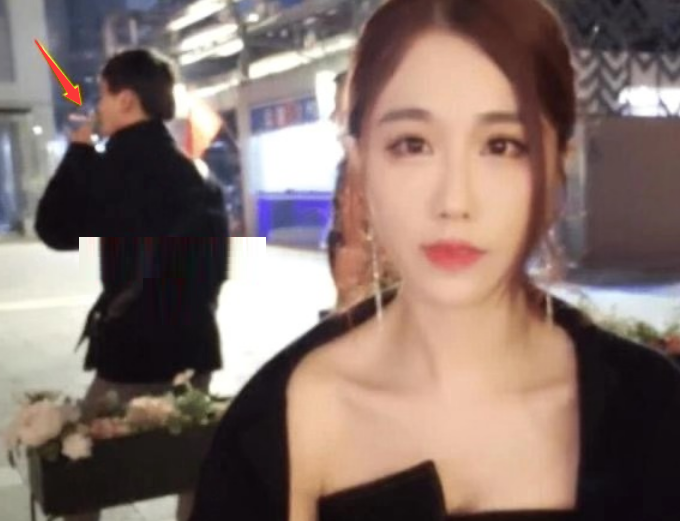 虎牙女神主播轩子户外直播，一个画面不留神，差点被封号！-搜狐大视野-搜狐新闻