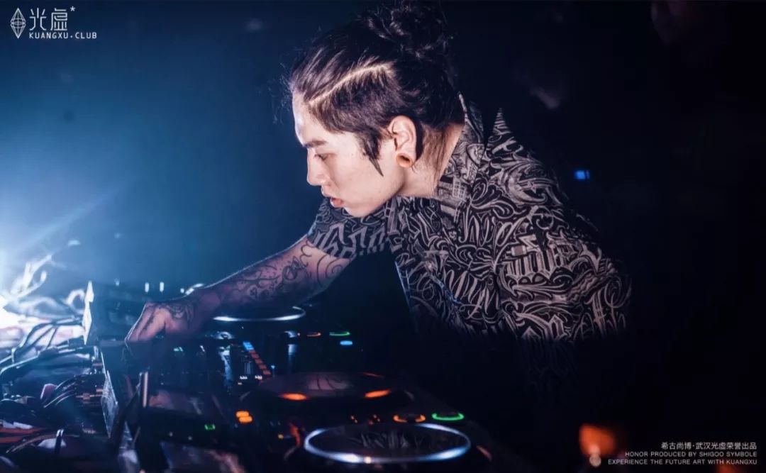 在Livehouse实景直播间逛市集、看孤独DJ在线打碟是什么感觉？_成都