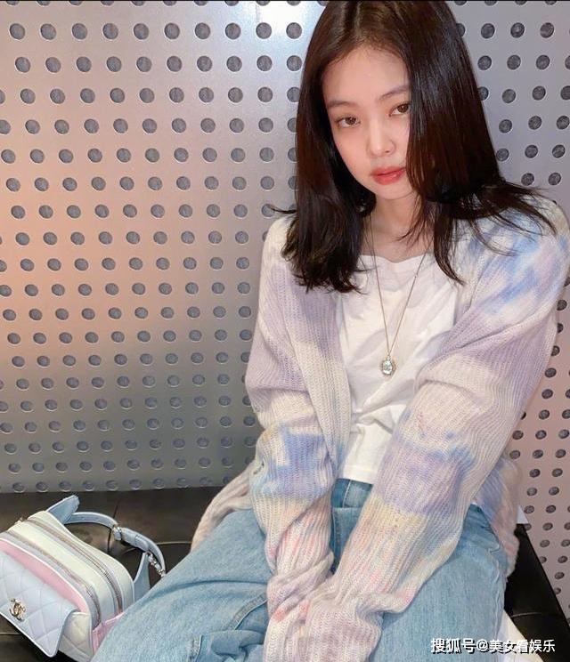 Jennie真敢穿，一袭吊带裙秀凹凸感，性感又撩人-搜狐大视野-搜狐新闻