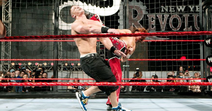 这是WWE最暴力血腥的赛制，6人进入1人生还，而历届胜者是他们！_铁笼