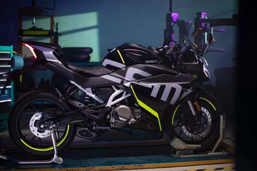 春风最强250跑车版发布：CFMOTO 250SR PLAY TO WIN 赛道玩家_搜狐汽车_搜狐网