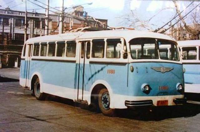 为什么北京城里总有一些公交车拖着长长的大辫子？_无轨电车