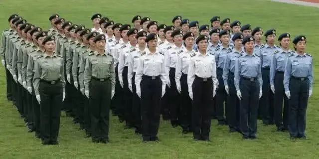 我军军装历经改革，现行的07式军装有没有帅到你？_进行