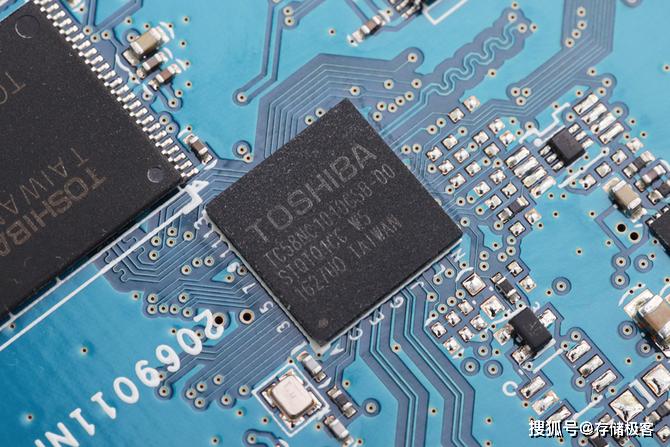 电脑手机都用它：一文读懂DRAM、SRAM和Flash原理_数据