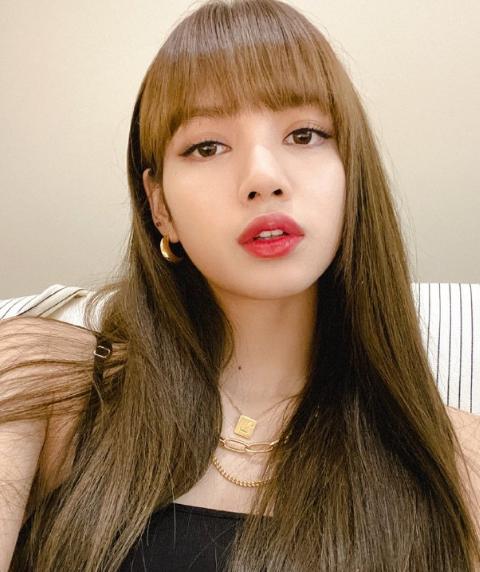 Lisa开通微博56天，却只关注了两个人？得知是谁后，网友：敬业！_中国