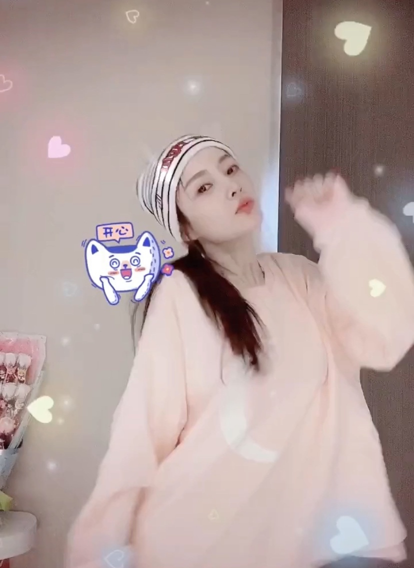 李小璐对镜热舞节奏感好 身材姣好打扮粉嫩显年轻 搜狐大视野 搜狐新闻