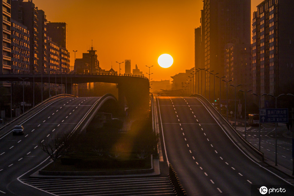 北京：木樨地天桥拍摄“长安街悬日”-搜狐大视野-搜狐新闻