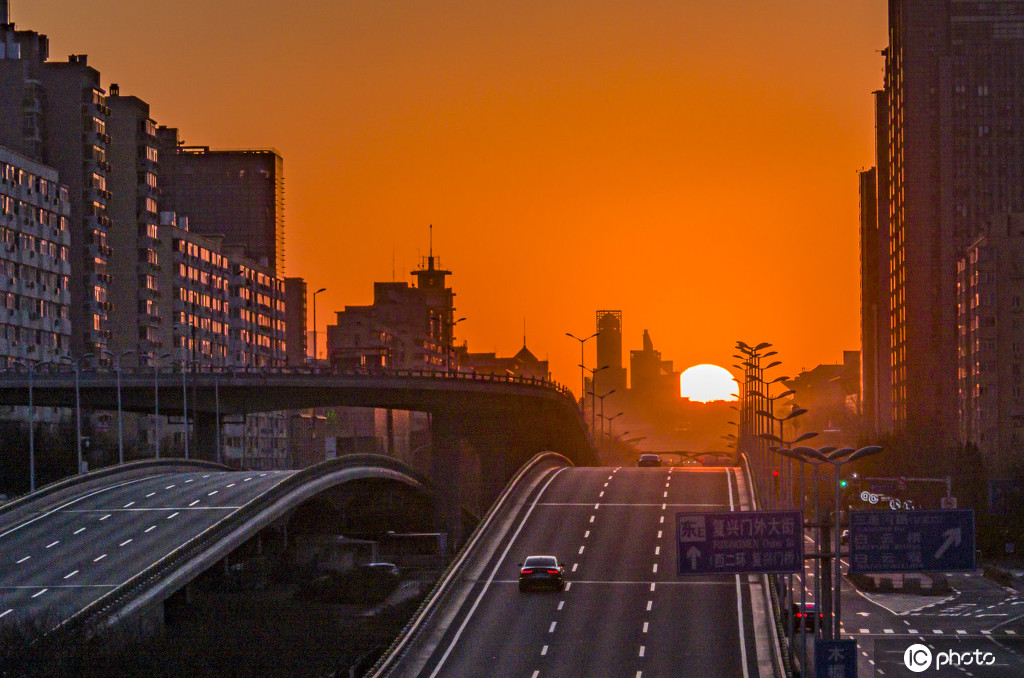 北京：木樨地天桥拍摄“长安街悬日”-搜狐大视野-搜狐新闻