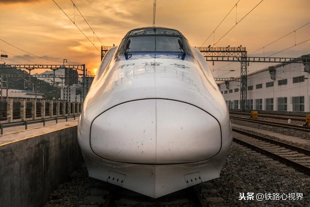 福建龙岩动车所，CRH-2A型动车组夕阳下“大秀肌肉”-搜狐大视野-搜狐新闻