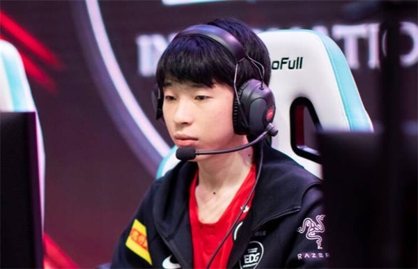 英雄联盟：LPL今日赛程——iBoy率队迎战EDG，iG与ES争夺头名_队伍