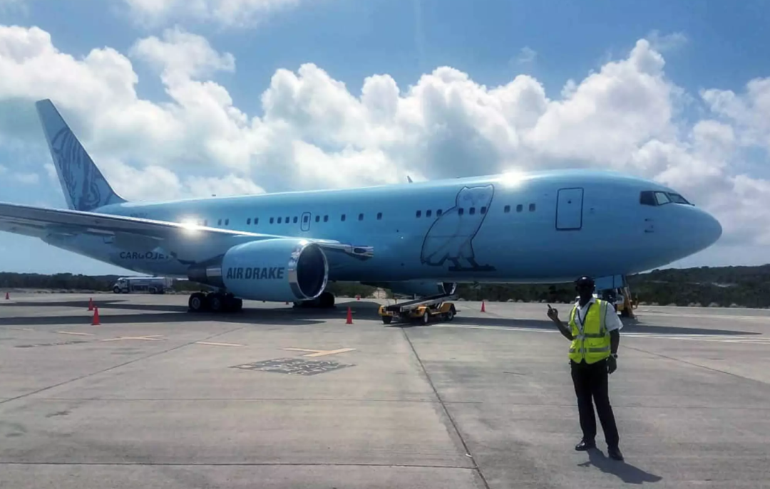 这波起飞! Virgil Abloh竟为Drake定制了一架私人飞机..._设计