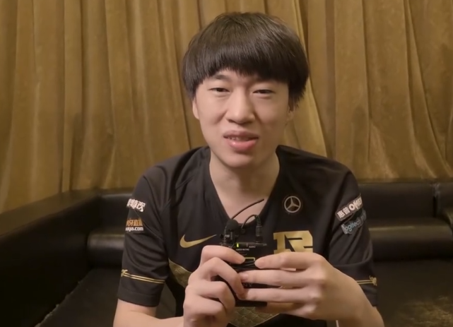 UZI生日RNG齐送祝福 众人齐声道：你是真的强！_Ming