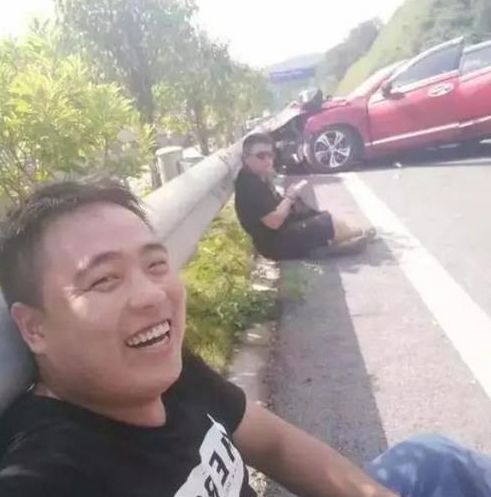 搞笑GIF：火车要是能站起来跑，过前面山洞时，还不撞的稀巴烂啊-搜狐大视野-搜狐新闻