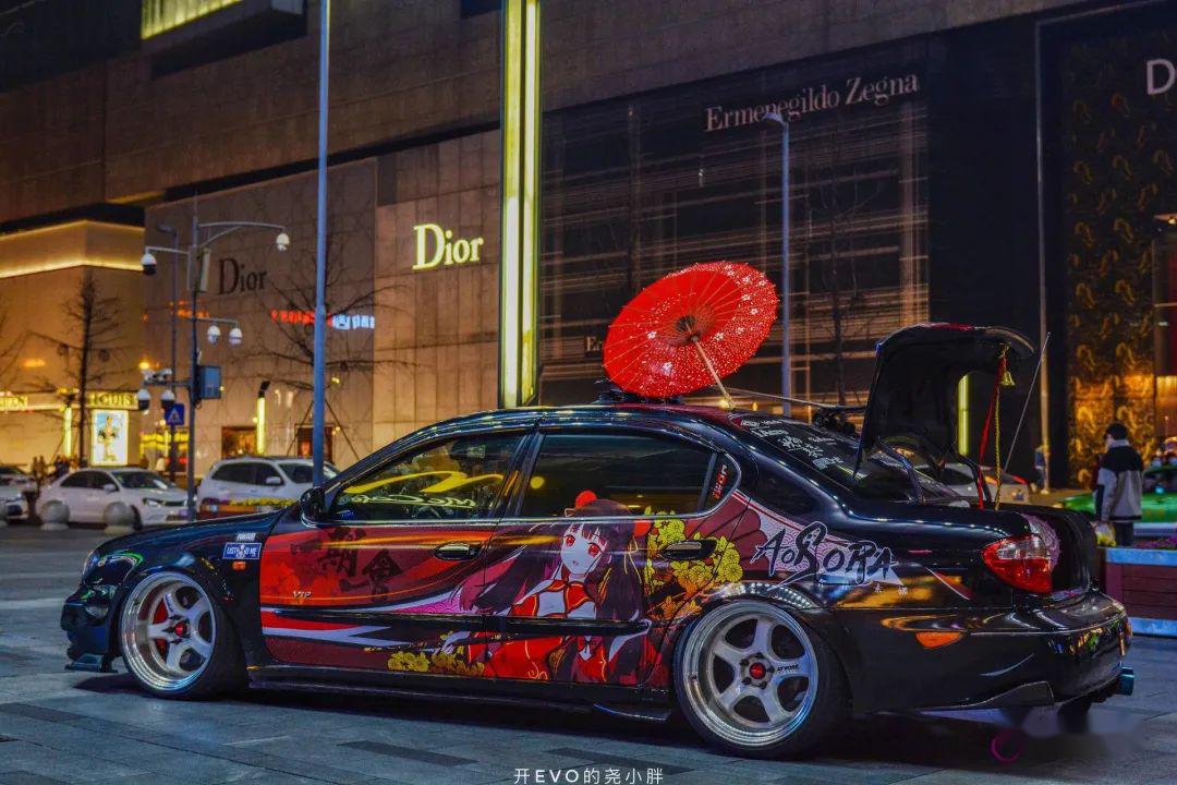 JDM元素满满的日产风度A33，痛车设计师的座驾是什么样子？_搜狐汽车_搜狐网