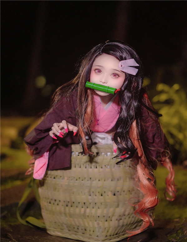 祢豆子真人cos，看到脖子上的紫藤花，才知道什么叫冲出次元_形态