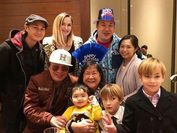 【专一歌神】18岁每日写一封情书俘虏芳心 许冠杰夫妇甜蜜相恋半世纪三代同堂_Sam