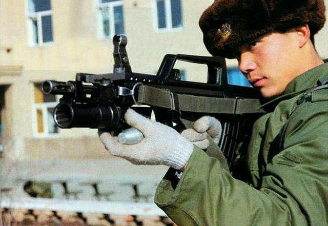 中国下挂榴弹发射器代表作：榴弹仅重170克，威力比手雷还大_mm