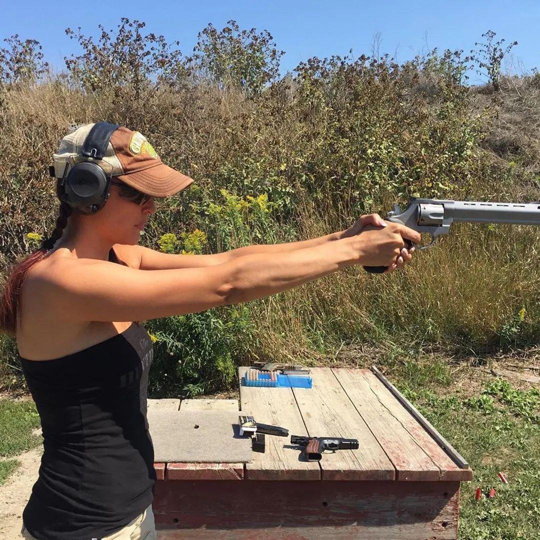 【喜欢枪不分男女】爱玩射击的美女Sharla Finn图集