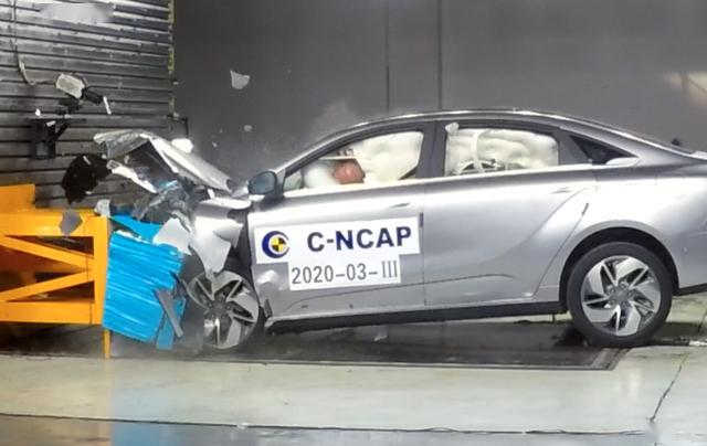 几何A碰撞试验解析：安全配置到位，但车轮对乘员舱有侵入迹象_搜狐汽车_搜狐网