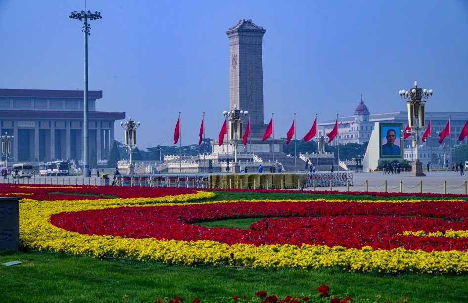 天安门广场红旗招展繁花似锦 一派祥和节日气氛-搜狐大视野-搜狐新闻