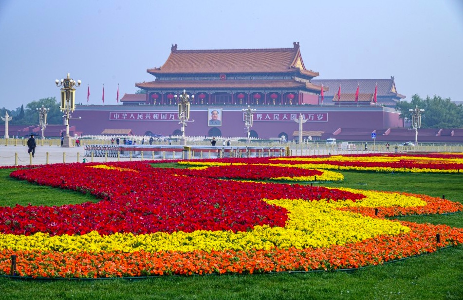 天安门广场红旗招展繁花似锦 一派祥和节日气氛-搜狐大视野-搜狐新闻