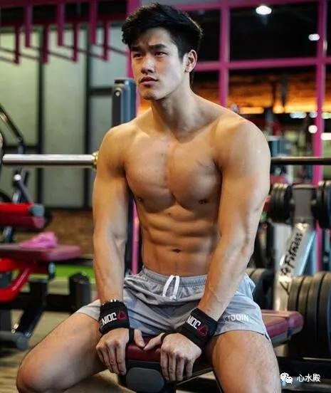 【池润九】Alex Chee眼睛小，肌肉却大块，网友希望他下海！-搜狐大视野-搜狐新闻