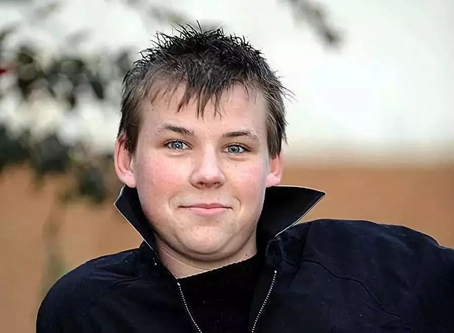 那个13岁喜当爹的英国小男孩，11年过去后，现状着实令人唏嘘！_Alfie