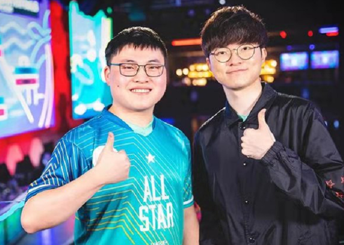 Faker合照招牌动作，和谁合影都竖大拇指，然而“有个例外”_选手