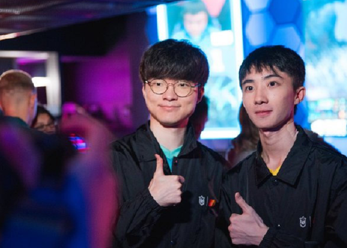 Faker合照招牌动作，和谁合影都竖大拇指，然而“有个例外”_选手