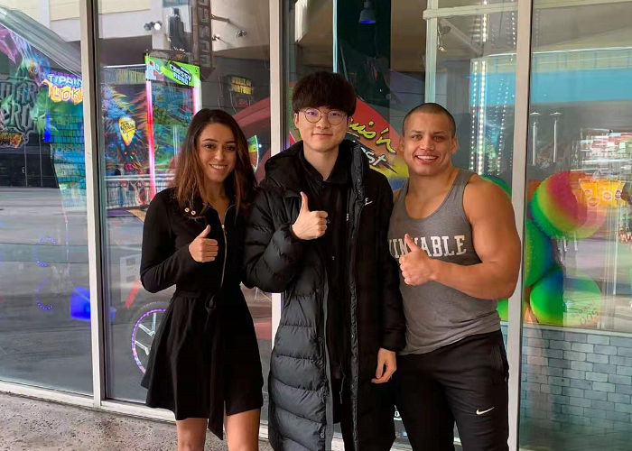 Faker合照招牌动作，和谁合影都竖大拇指，然而“有个例外”_选手