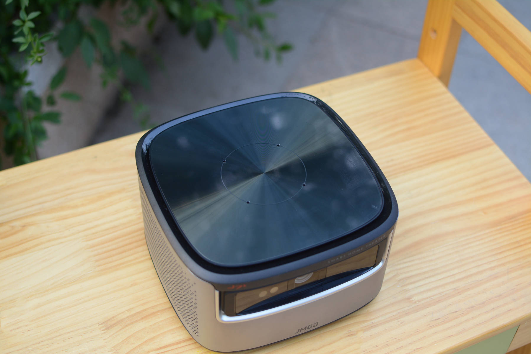 坚果发布J7S新品，1080P高清引领投影仪新大陆