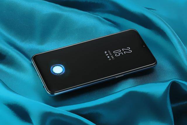 实力颜值同样出众，OPPO R15x价格更是动人的存在_手机