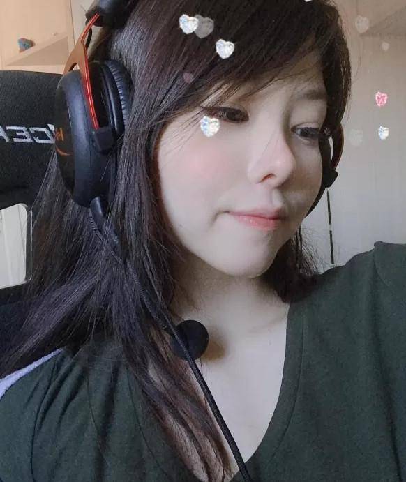 LOL：美女辅助Mayumi生活照曝光，脸蛋清纯身材火辣，没有男友！_搜狐网
